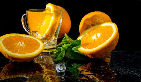 검은 색 배경에 오렌지 주스와 민트 오렌지 반으로 유리에 튀기고 건강한 라이프 스타일 개념 복사 공간 부양 0명에 대한 스톡 사진 및 기타 이미지 Istock