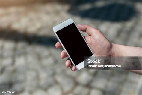 이랑 손 잡고 흰색 스마트폰입니다 텍스트 디자인 프레 젠 테이 션 웹 사이트 또는 애플 리 케이 션을 위한 장소 남자에 대한 스톡 사진 및 기타 이미지 Istock