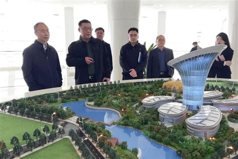 东湖高新区党工委委员、组织部部长钱德平一行来院调研