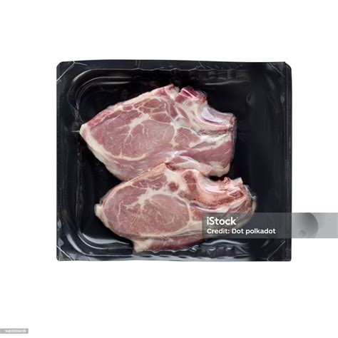 흰색 배경에 격리된 잘라낸 플라스틱 상자에 담긴 신선한 돼지고기 뼈에는 클리핑 경로가 있습니다 0명에 대한 스톡 사진 및 기타 이미지 Istock