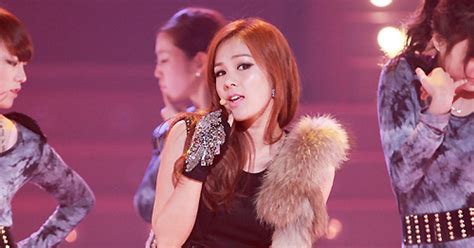 [포토엔]채연 스타킹으로 가리지 못한 아찔 각선미