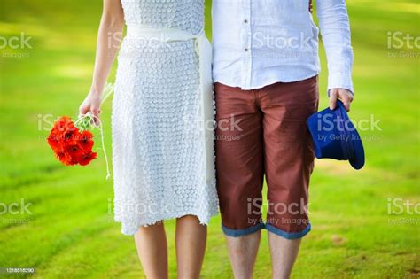 사랑 아기를 기다리고 커플 임산부와 남자 화려한 비행 옷에 손을 잡고 임신 출산 준비 및 기대 개념 임신의 아름다운 부드러운 분위기 사진 아내에 대한 스톡 사진 및 기타