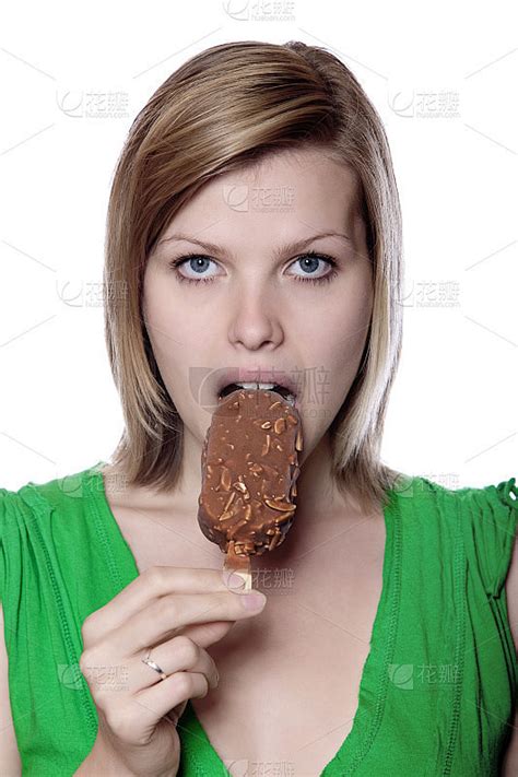 女孩在享受冰淇淋