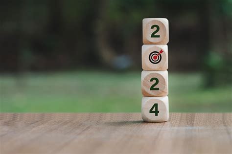 Tren 2024 Kubus Kayu Dengan Kata 2024 Dengan Ikon Target Ide Rencana