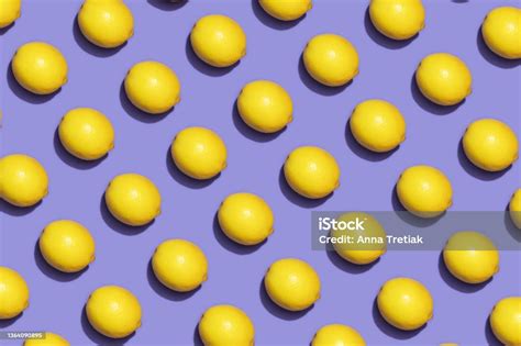 보라색 배경에 체크 무늬의 과일 레몬 과일 레몬에서 보라색과 노란색 색상 배경 매우 페리 2022 년 의 색상을 시연 벽지에