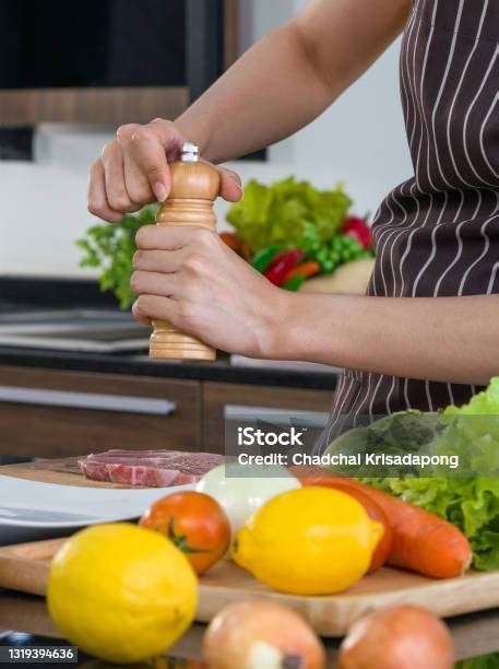 스테이크에 요리하기 전에 돼지 고기에 고추를 넣어 클로즈업 손 다양한 종류의 야채로 가득 찬 주방 카운터 가정 생활에 대한 스톡 사진 및 기타 이미지 Istock