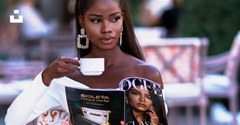 흰색 긴 소매 셔츠를 입은 여자 흰색 세라믹 머그잔을 들고 있다 사진 Unsplash의 무료 유행 이미지