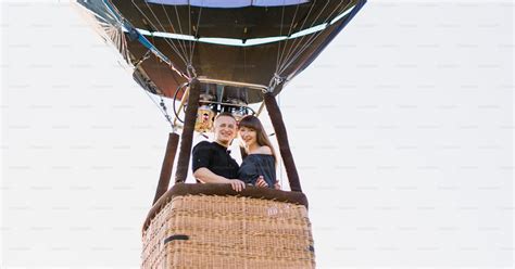 아름다운 낭만적인 커플이 열기구 바구니에 껴안고 여름 화창한 저녁에 날고 있다 낭만적 인 모험 비행 개념에 사랑 육지에서 본 풍경 사진 Unsplash의 라이프