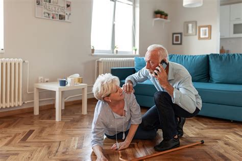 장애인 노인 여성은 불행을 겪었고 아파트 거실의 나무 바닥에 떨어졌습니다 2명에 대한 스톡 사진 및 기타 이미지 2명 65 69세 거실 Istock