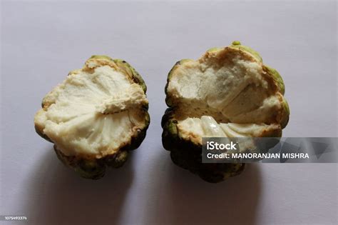 설탕 사과 또는 커스터드 애플 슬라이스 흰색 배경에 고립 이국적인 열 대 벤 레이시 Ata Aati 마티 Anoda Awzar