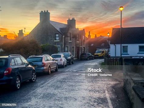스코틀랜드 네언의 해변 마을에서 일출 무렵 물가를 따라 보이는 전망 0명에 대한 스톡 사진 및 기타 이미지 0명 거리