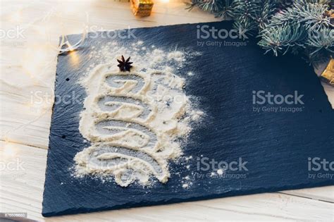 Badonia 별과 계 피 막대기와 셰 일 음식 보드 배경 검정에 밀가루로 만든 크리스마스 트리 검은색에 대한 스톡 사진 및