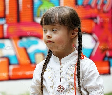 梳着长辫子的漂亮小女孩