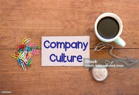 기업 문화 및 오래 된 작은 종이 커피 컵에 나타나는 텍스트 시계 갈색에 대한 스톡 사진 및 기타 이미지 갈색 개념 개념과 주제 Istock