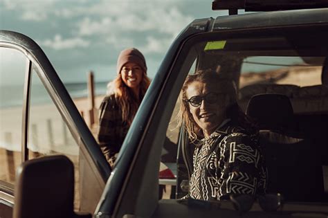 두 명의 서퍼가 차에서 서핑 보드를 가져 와서 파도를 타기 위해 해변으로 향합니다 2명에 대한 스톡 사진 및 기타 이미지 2명 개념 남자 Istock