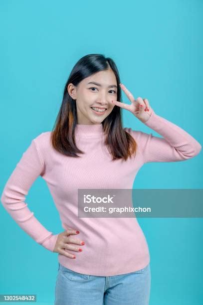 파란 화면 배경에 치열 교정 보유자를 입고 미소 아시아 여성 치과 치료와 건강한 치아 20 24세에 대한 스톡 사진 및 기타 이미지 20 24세 건강관리와 의술