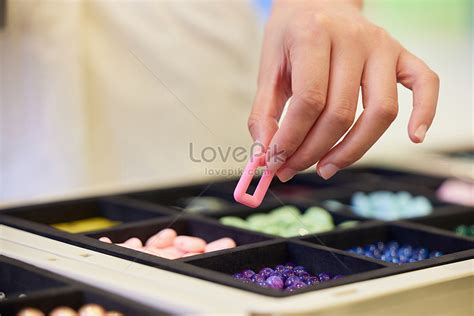 Diy 액세서리를 선택하는 손 클로즈업 사진 무료 다운로드 Lovepik