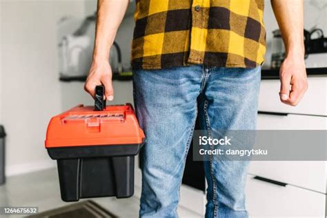 부엌에서 도구 상자를 들고 젊은 남자 배관공 닫기 작업에 대한 준비 가사 집안일에 대한 스톡 사진 및 기타 이미지 가사 집안일 가정 주방 가정의 방 Istock