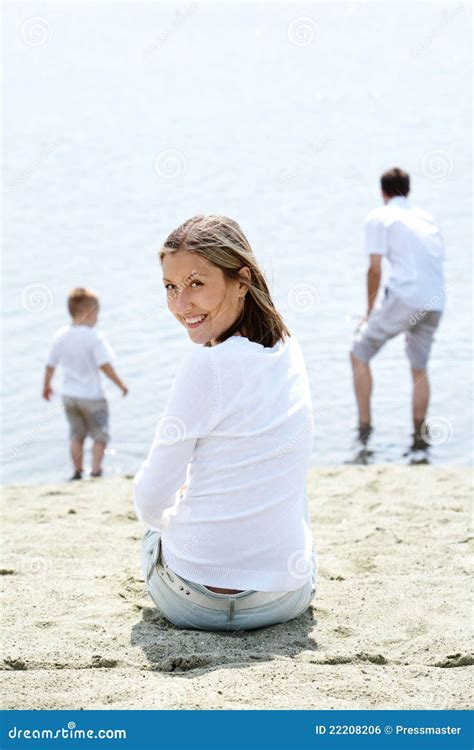 Rustende Vrouw Stock Foto Image Of Zand Achtergrond 22208206