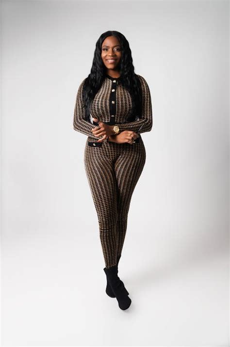 실내 검은 머리 검은 색과 금색 검은 옷 검정 부츠 곱슬 머리 구불 거리는 머리카락 글램 긴 머리 놀라 뷰티 뉴 올리언스 뉴올리언스 소녀 단철