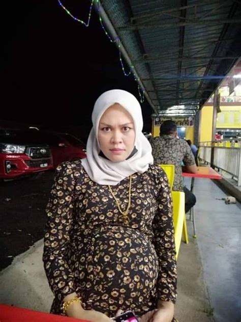 Pin By Bo Bo On Tudung Moms In 2022 Fashion Hijab Mom