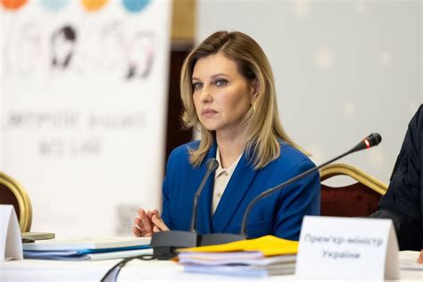 Олена Зеленська показала з чим поєднувати синій костюм фото Hochu Ua