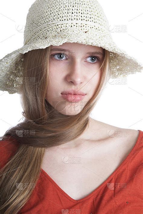 穿红裙子的那个女孩