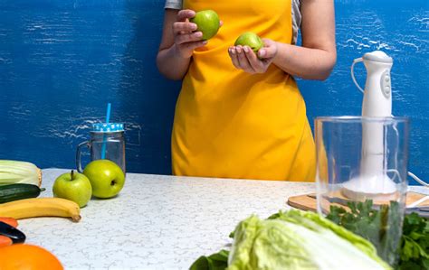 여성의 손은 녹색 사과를 들고 있다 테이블에 스무디를 만들기 위한 재료와 도구가 있습니다 선택적 초점 개념에 대한 스톡 사진 및 기타 이미지 Istock