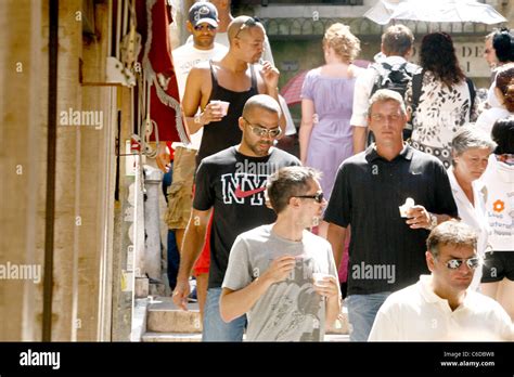 Tony Parker Eating Gelato Tony Parker Shopping And Sightseeing With His Brother And Friends