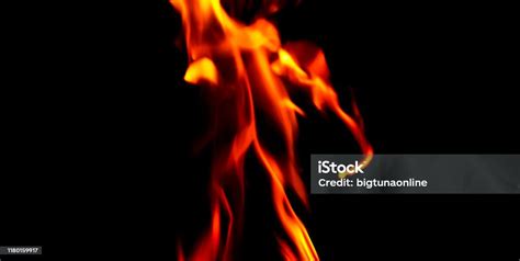 검은 색 배경에 격리 된 화재 텍스처 검은 배경에 불꽃 화재 패턴 공간 전체에 걸쳐 불꽃의 질감 붉은 불꽃이 가까이에 있습니다 화재의 불꽃과 배경 가연성에 대한 스톡 사진