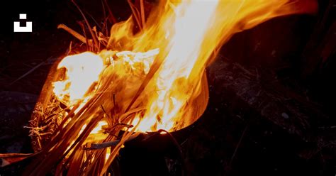 불꽃이 튀는 불 사진 Unsplash의 무료 불 이미지