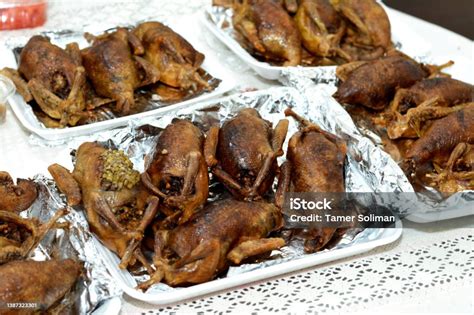 이집트 하맘 마흐시 또는 박제 스쿼브 아랍 요리 쌀과 프리케로 가득 이집트 전통 박제 비둘기 요리 가득 찬에 대한 스톡 사진 및 기타 이미지 Istock