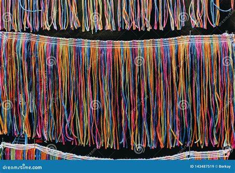 Porciones De Secuencias Trenzadas Coloridas En La Exhibici N Imagen De Archivo Imagen De Color