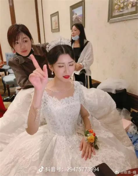 上海老師張越 秘戀16歲高中生 圖多