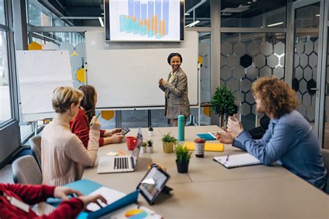 회의에서 팀과 새 프로젝트 세부 정보를 공유하는 여성 관리자 25 29세에 대한 스톡 사진 및 기타 이미지 25 29세 30 34세 35 39세 Istock