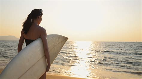 화려한 일몰에 서핑 보드와 함께 해변에서 아름다운 몸매를 가진 여자 서퍼 해질녘 서핑을 하러 바다로 걸어가는 여성 가냘픈에 대한 스톡 사진 및 기타 이미지 Istock