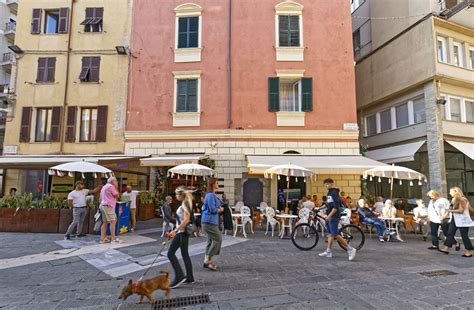 サーモンピンクの建物が美しい通りをお散歩 海辺の小さな街お散歩 イタリア By the Sea Italia