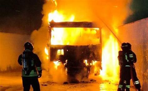 Camion Con Cella Frigorifera Divorato Dalle Fiamme Paura Nella Notte