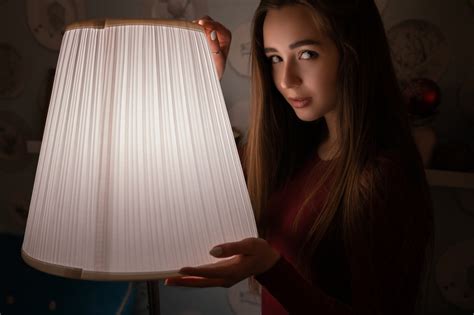 배경 화면 여자들 초상화 얼굴 모델 갈색 머리의 긴 머리 갈색 눈 뷰어를보고 페인트 손톱 어두운 램프 빨간 옷 실내의 여성 웃고있는