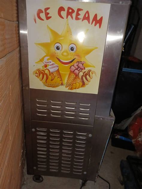 Машина за сладолед За производство на храни и напитки София Машина за сладолед с две в