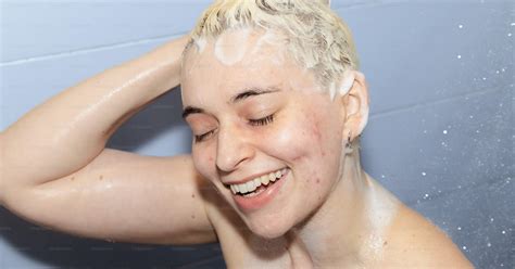 여자가 샤워를 하는 동안 웃고 있다 사진 Unsplash의 헤어케어 이미지