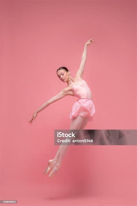 젊은 아름다운 우아한 발레 댄서 분홍색 스튜디오 배경에 고립 된 발레리나 춤 예술 운동 액션 유연성 영감 개념 발레에 대한 스톡 사진 및 기타 이미지 Istock