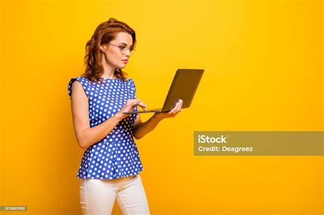 아름 다운 예쁜 물결 모양의 여자 홀드 노트북 손 검색 정보 온라인 고객 착용 사양 물방울 무늬 블루 셔츠 화이트 팬츠 고립 된 노란색 색상 배경의 프로필 사진 노란색