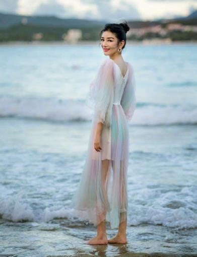 43岁黄奕穿彩虹色连衣裙，宛如十八岁少女，单身的女人最美财经头条