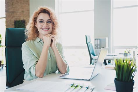 회사 직원 젊은 여자 앉아 의자 노트북 책상 착용 셔츠 비즈니스 센터 사무실 실내 사무실 등의 초상화 비서에 대한 스톡 사진 및 기타 이미지 Istock