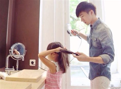 Khác biệt thú vị giữa con trai và con gái là con đầu lòng bố mẹ nào cũng gật gù vì thấy quá