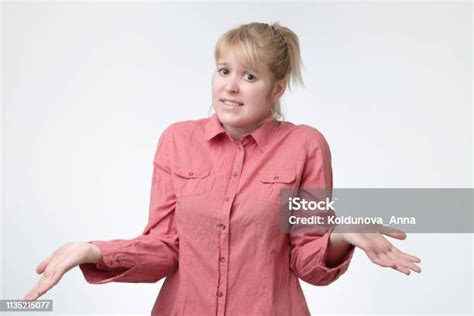 혼란을 보이는 금발 머리를 가진 여자 볼레로 어깨는 대답을 모르는 뭉 클 하 게 되 고 갈색 머리에 대한 스톡 사진 및 기타 이미지 갈색 머리 감정 귀여운 Istock