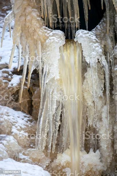 바다의 다양한 모양과 모양의 얼어붙은 얼음 고드름과 함께 찍은 사진 0명에 대한 스톡 사진 및 기타 이미지 0명 겨울 고드름 Istock