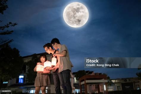어린이와 조카가 종이 등불을 들고 있는 아시아계 중국인 아버지 가을 축제를 축하합니다 Mid Autumn Festival에 대한 스톡 사진 및 기타 이미지 Mid