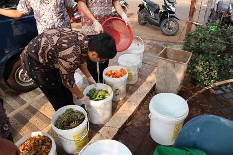 Dosen Dan Mahasiswa Unindra Memanfaatkan Sampah Organik Menjadi Eco Enzyme Di Halim Perdana